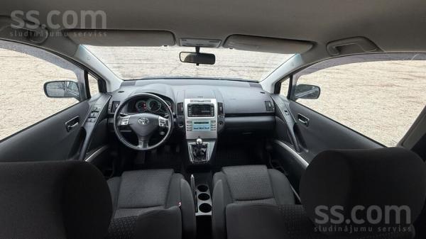 Black Toyota Corolla Verso 2008 in Valmiera, with an engine capacity of 2.20 L and mileage of 262 thousand km for 2500 €, photo 9 on AUTOMOTO.COM.LV