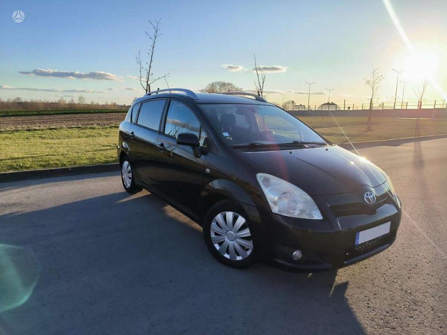 Black Toyota Corolla Verso 2008 in Siauliai, with an engine capacity of 2.23 L and mileage of 280 thousand km for 2700 €, photo 3 on AUTOMOTO.COM.LV
