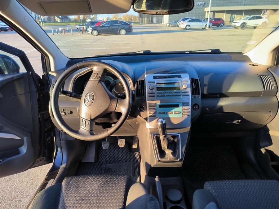 Black Toyota Corolla Verso 2008 in Siauliai, with an engine capacity of 2.23 L and mileage of 280 thousand km for 2700 €, photo 6 on AUTOMOTO.COM.LV