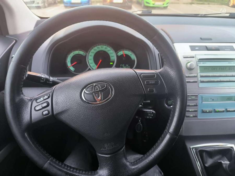 Black Toyota Corolla Verso 2008 in Siauliai, with an engine capacity of 2.23 L and mileage of 280 thousand km for 2700 €, photo 7 on AUTOMOTO.COM.LV