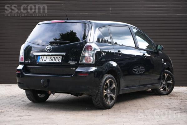 Black Toyota Corolla Verso 2008 in Riga, with an engine capacity of 2.20 L and mileage of 298 thousand km for 2490 €, photo 3 on AUTOMOTO.COM.LV