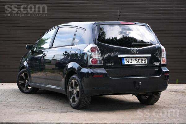 Black Toyota Corolla Verso 2008 in Riga, with an engine capacity of 2.20 L and mileage of 298 thousand km for 2490 €, photo 4 on AUTOMOTO.COM.LV