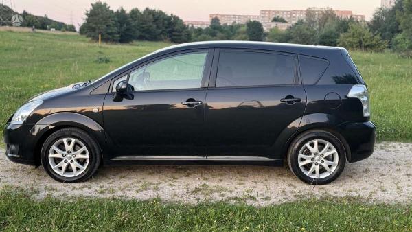 Melns Toyota Corolla Verso 2008 Viļņa, ar dzinēja tilpumu 2.20 L un nobraukumu 220 tūkst. km par 2400 €, foto 2 vietnē AUTOMOTO.COM.LV