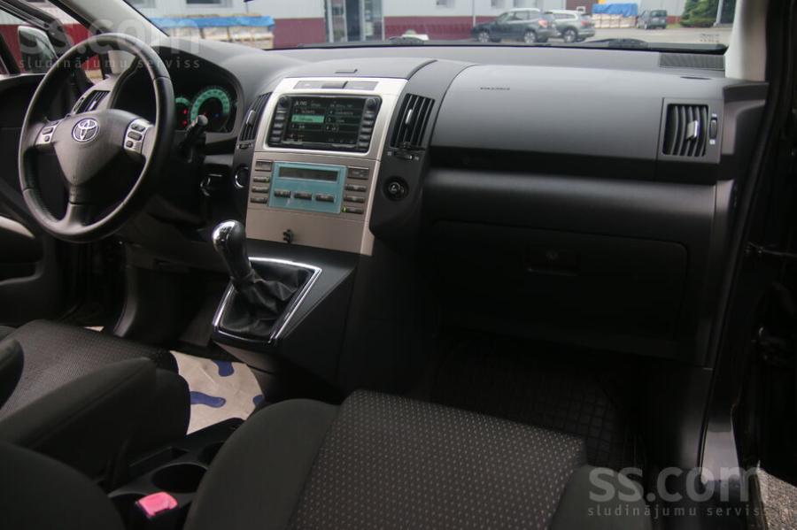 Black Toyota Corolla Verso 2008 in Riga, with an engine capacity of 2.00 L and mileage of 268 thousand km for 2590 €, photo 14 on AUTOMOTO.COM.LV