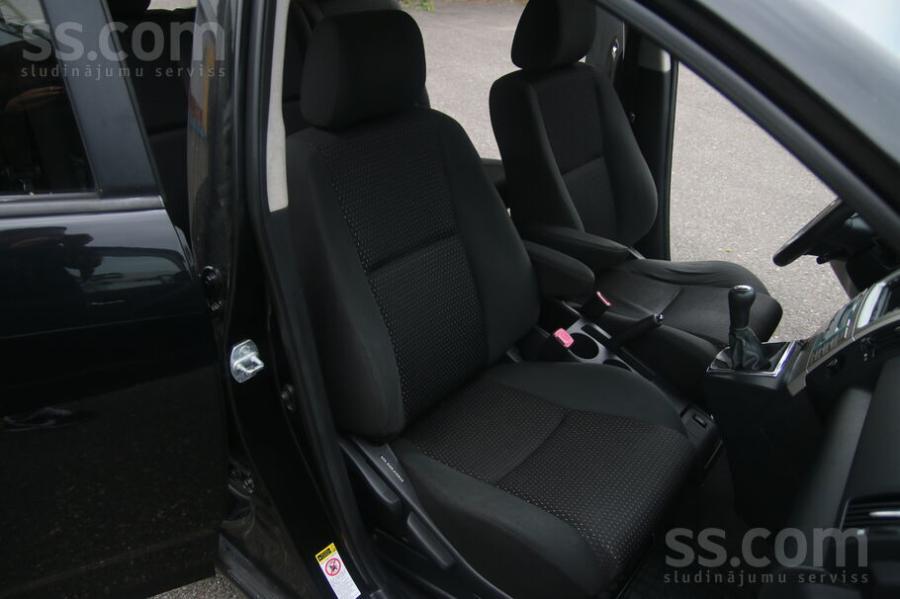 Black Toyota Corolla Verso 2008 in Riga, with an engine capacity of 2.00 L and mileage of 268 thousand km for 2590 €, photo 16 on AUTOMOTO.COM.LV