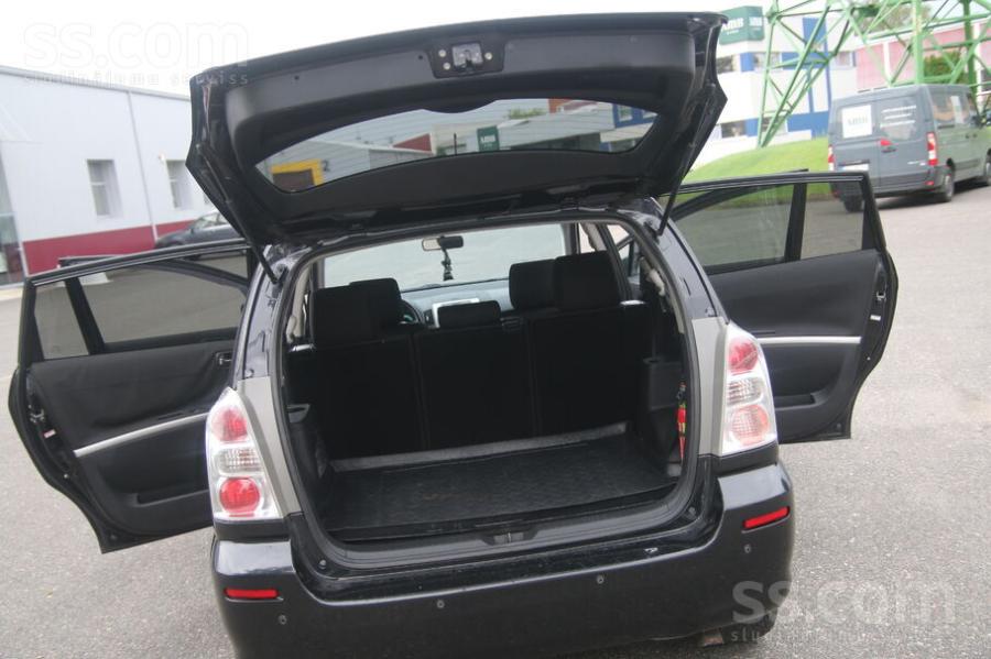 Black Toyota Corolla Verso 2008 in Riga, with an engine capacity of 2.00 L and mileage of 268 thousand km for 2590 €, photo 19 on AUTOMOTO.COM.LV