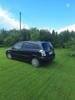 Melns Toyota Corolla Verso 2008 Vilkaviškis, ar dzinēja tilpumu 2.23 L un nobraukumu 425 tūkst. km par 1450 €, foto  vietnē AUTOMOTO.COM.LV