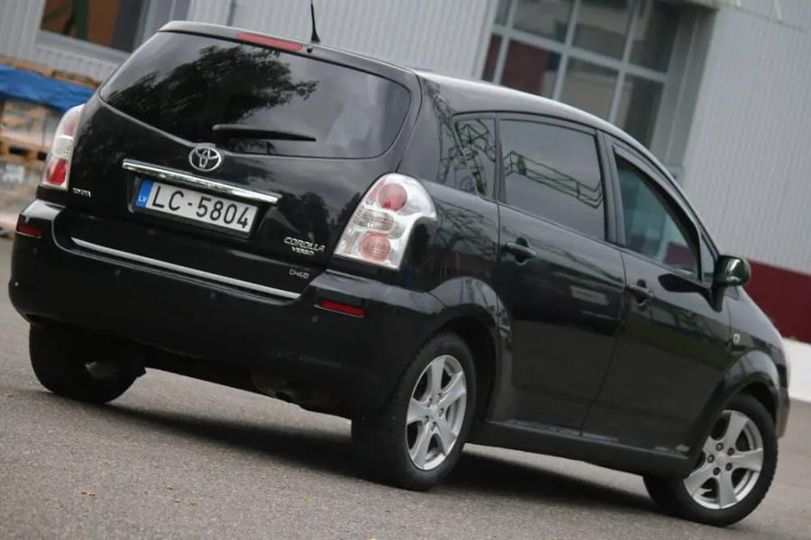 Black Toyota Corolla Verso 2008 in Riga, with an engine capacity of 2.00 L and mileage of 268 thousand km for 2590 €, photo 3 on AUTOMOTO.COM.LV
