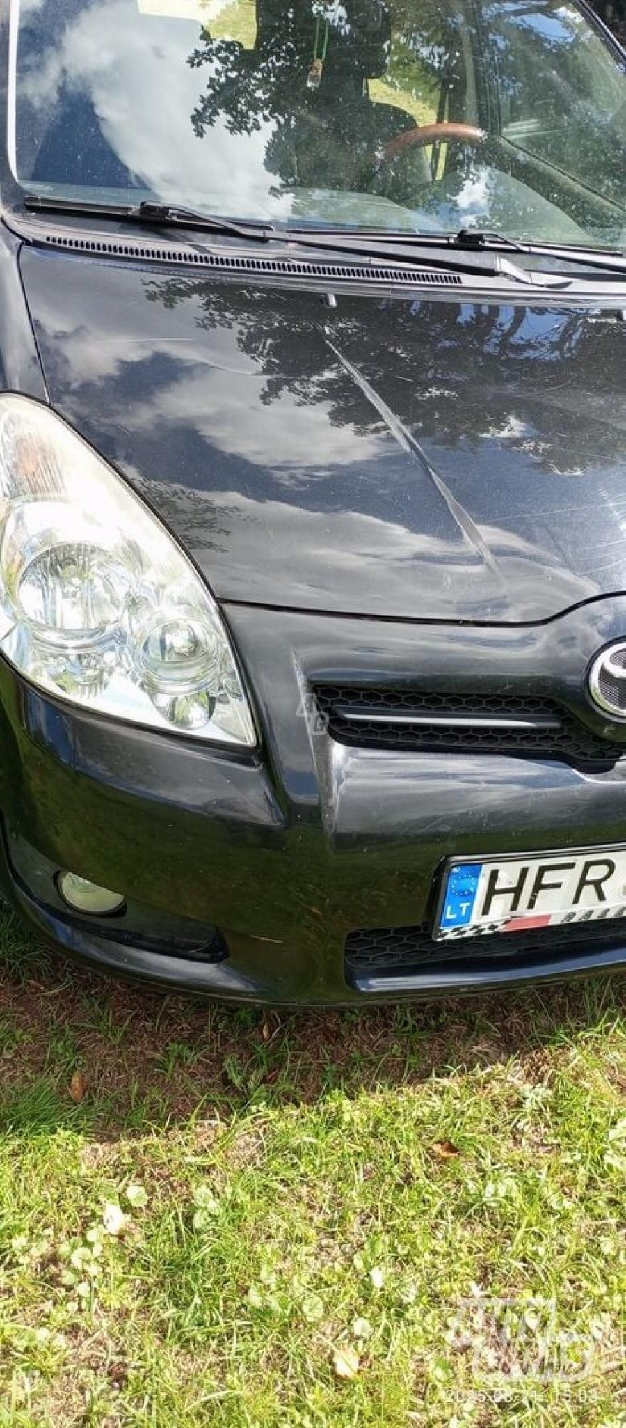 Black Toyota Corolla Verso 2008 in Vilnius, with an engine capacity of 2.20 L and mileage of 283 thousand km for 2600 €, photo 3 on AUTOMOTO.COM.LV