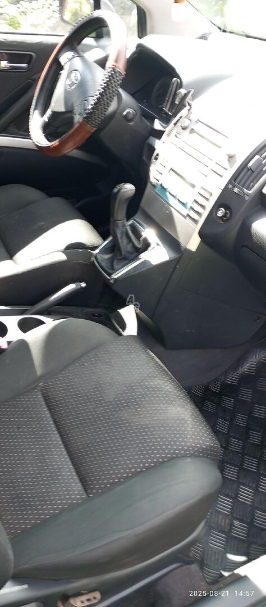 Black Toyota Corolla Verso 2008 in Vilnius, with an engine capacity of 2.20 L and mileage of 283 thousand km for 2600 €, photo 11 on AUTOMOTO.COM.LV