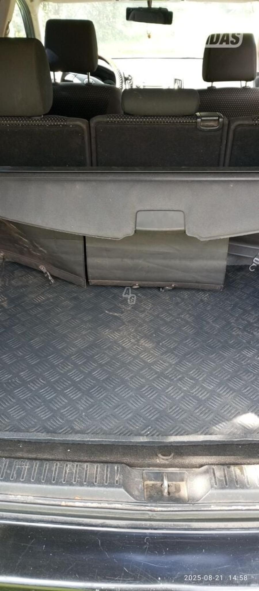 Black Toyota Corolla Verso 2008 in Vilnius, with an engine capacity of 2.20 L and mileage of 283 thousand km for 2600 €, photo 14 on AUTOMOTO.COM.LV