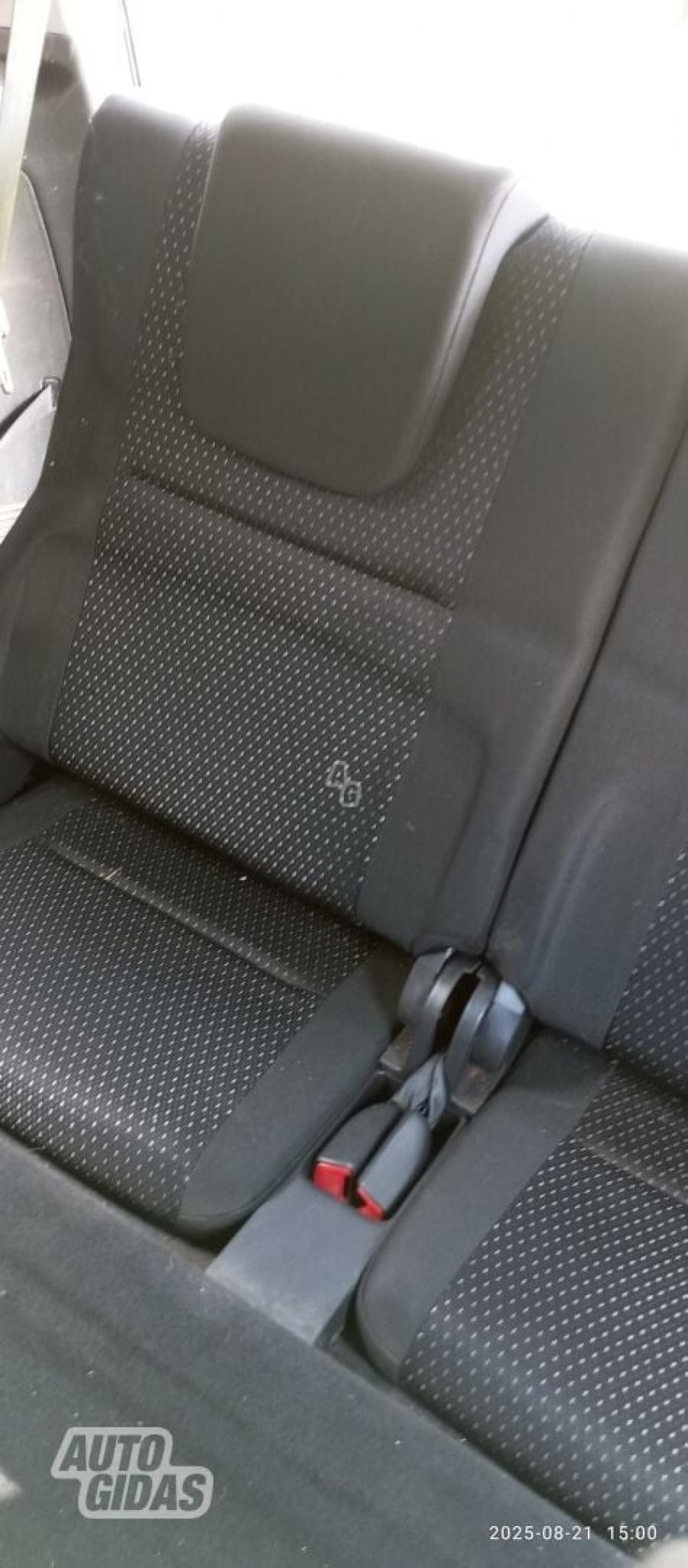 Black Toyota Corolla Verso 2008 in Vilnius, with an engine capacity of 2.20 L and mileage of 283 thousand km for 2600 €, photo 15 on AUTOMOTO.COM.LV