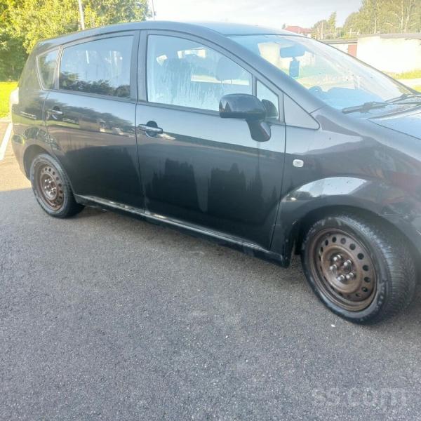Black Toyota Corolla Verso 2008 in Bauska, with an engine capacity of 2.20 L and mileage of 351 thousand km for 1650 €, photo 4 on AUTOMOTO.COM.LV