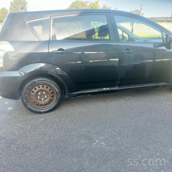 Black Toyota Corolla Verso 2008 in Bauska, with an engine capacity of 2.20 L and mileage of 351 thousand km for 1650 €, photo 5 on AUTOMOTO.COM.LV