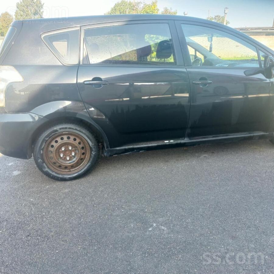 Black Toyota Corolla Verso 2008 in Bauska, with an engine capacity of 2.20 L and mileage of 351 thousand km for 1650 €, photo 5 on AUTOMOTO.COM.LV