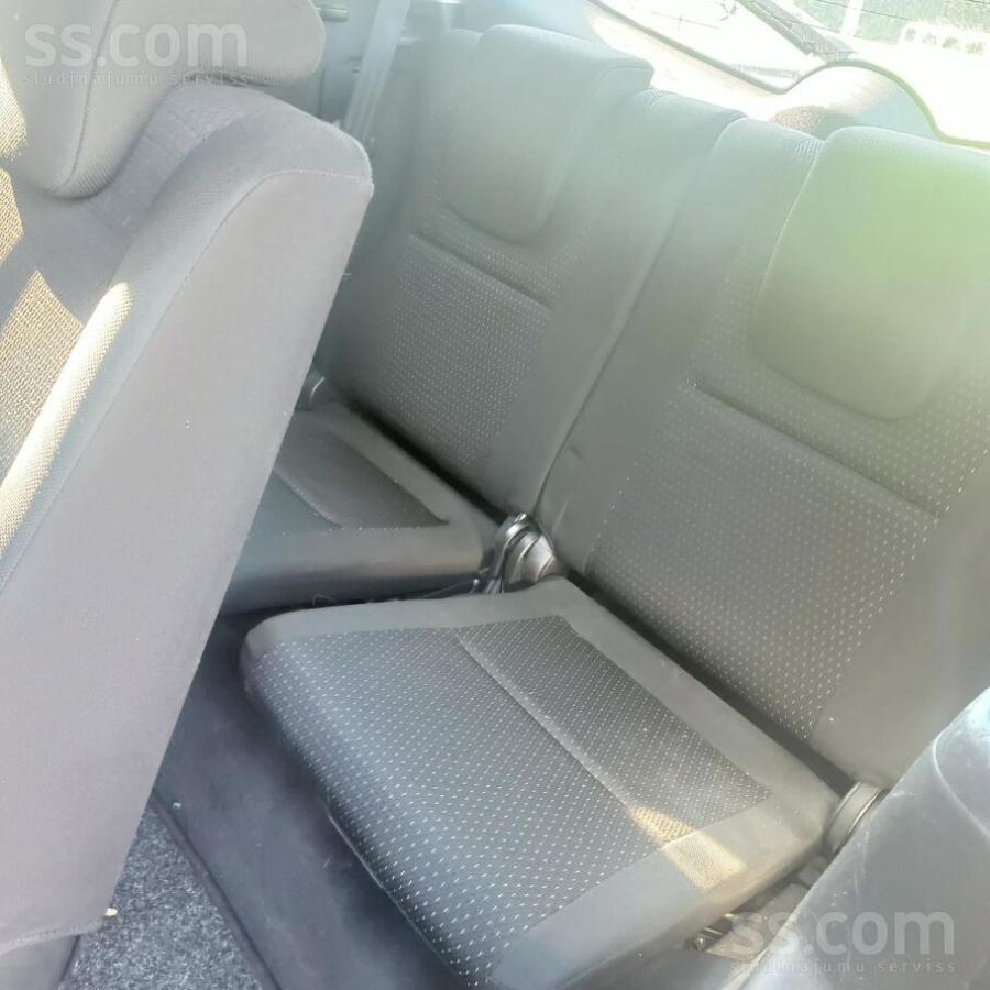 Black Toyota Corolla Verso 2008 in Bauska, with an engine capacity of 2.20 L and mileage of 351 thousand km for 1650 €, photo 8 on AUTOMOTO.COM.LV