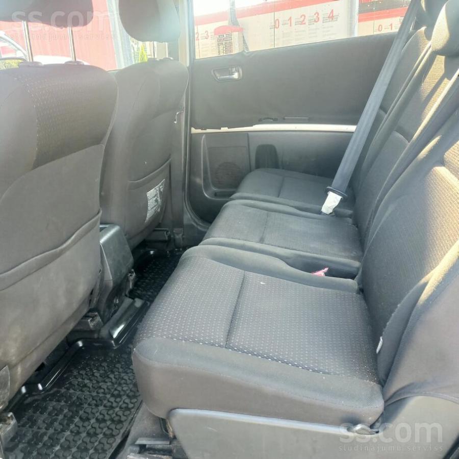 Black Toyota Corolla Verso 2008 in Bauska, with an engine capacity of 2.20 L and mileage of 351 thousand km for 1650 €, photo 9 on AUTOMOTO.COM.LV