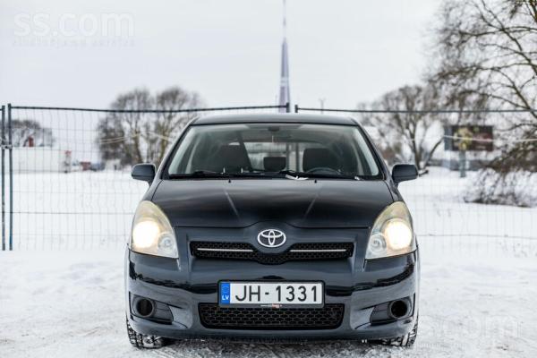 Black Toyota Corolla Verso 2009 in Riga, with an engine capacity of 2.20 L and mileage of 326 thousand km for 2490 €, photo 2 on AUTOMOTO.COM.LV
