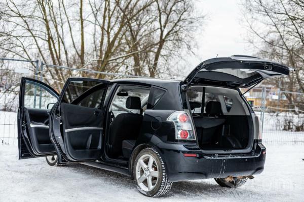 Black Toyota Corolla Verso 2009 in Riga, with an engine capacity of 2.20 L and mileage of 326 thousand km for 2490 €, photo 7 on AUTOMOTO.COM.LV