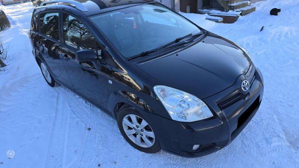 Black Toyota Corolla Verso 2009 in Pasvalys, with an engine capacity of 2.23 L and mileage of 400 thousand km for 1950 €, photo 3 on AUTOMOTO.COM.LV