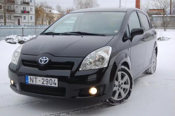 Черный Тойота Королла Версо 2009 в Екабпилс, объемом двигателя 2.20 л и пробегом 236 тыс. км за 4100 €, фото 1 на AUTOMOTO.COM.LV