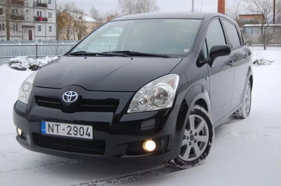 Black Toyota Corolla Verso 2009 in Jekabpils, with an engine capacity of 2.20 L and mileage of 236 thousand km for 4100 €, photo 1 on AUTOMOTO.COM.LV