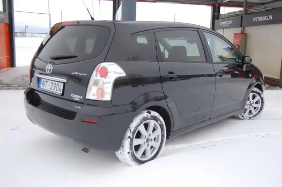 Black Toyota Corolla Verso 2009 in Jekabpils, with an engine capacity of 2.20 L and mileage of 236 thousand km for 4100 €, photo 3 on AUTOMOTO.COM.LV
