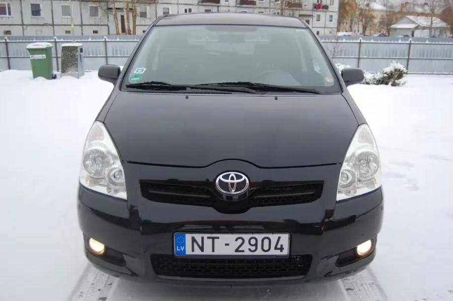 Black Toyota Corolla Verso 2009 in Jekabpils, with an engine capacity of 2.20 L and mileage of 236 thousand km for 4100 €, photo 5 on AUTOMOTO.COM.LV