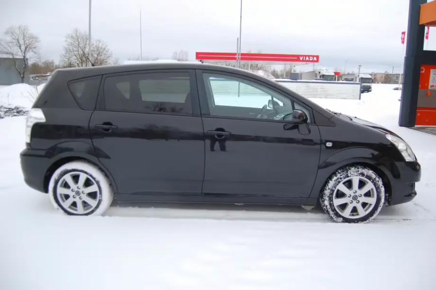 Black Toyota Corolla Verso 2009 in Jekabpils, with an engine capacity of 2.20 L and mileage of 236 thousand km for 4100 €, photo 7 on AUTOMOTO.COM.LV