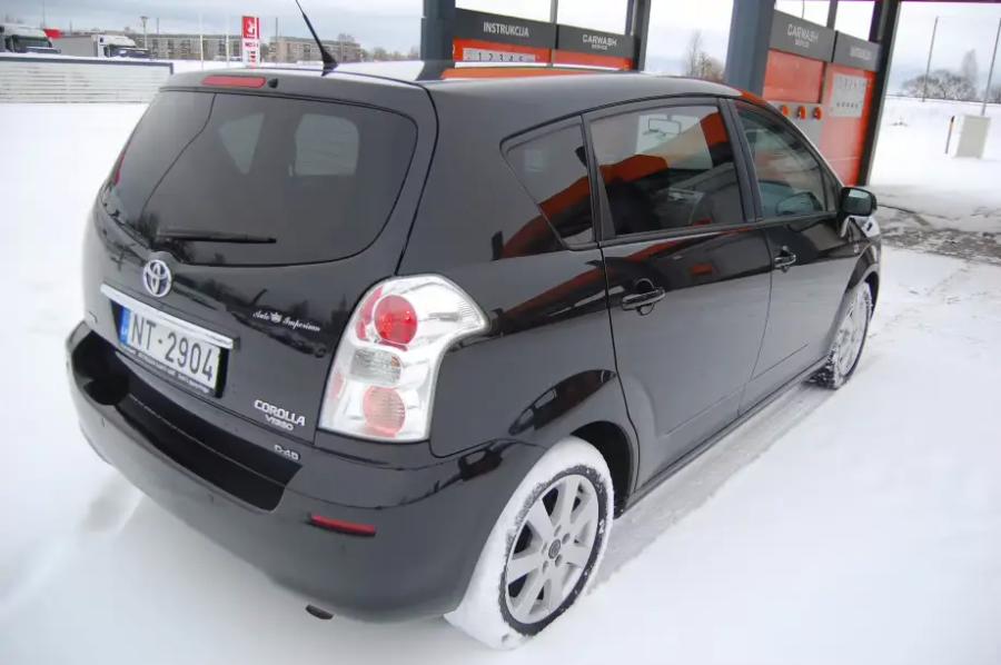 Black Toyota Corolla Verso 2009 in Jekabpils, with an engine capacity of 2.20 L and mileage of 236 thousand km for 4100 €, photo 8 on AUTOMOTO.COM.LV