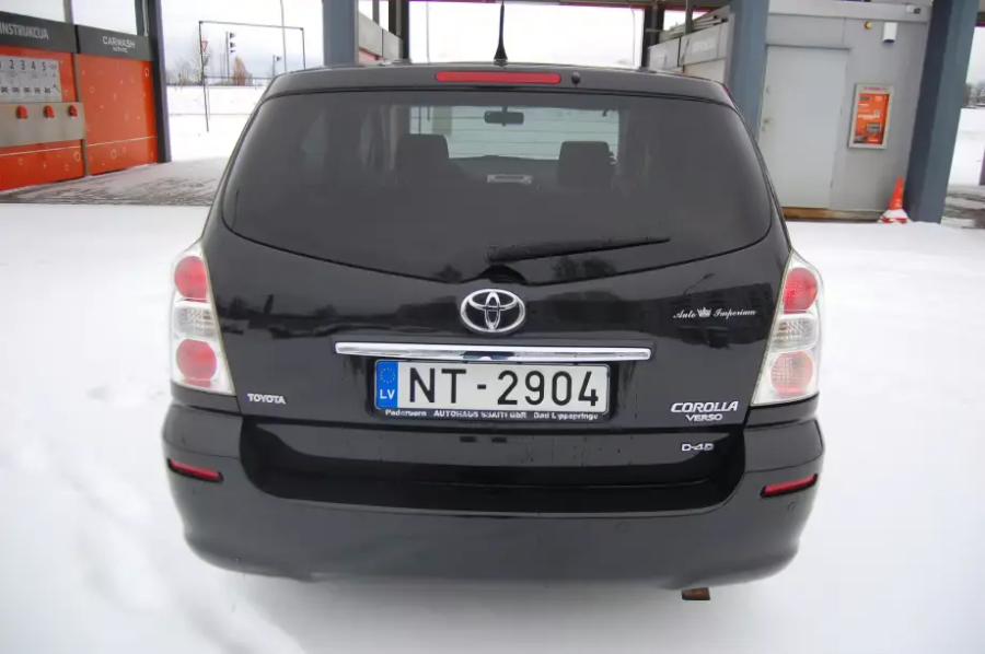 Black Toyota Corolla Verso 2009 in Jekabpils, with an engine capacity of 2.20 L and mileage of 236 thousand km for 4100 €, photo 9 on AUTOMOTO.COM.LV
