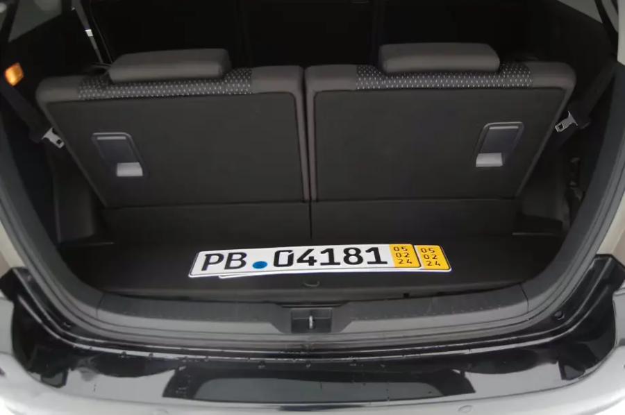Black Toyota Corolla Verso 2009 in Jekabpils, with an engine capacity of 2.20 L and mileage of 236 thousand km for 4100 €, photo 11 on AUTOMOTO.COM.LV