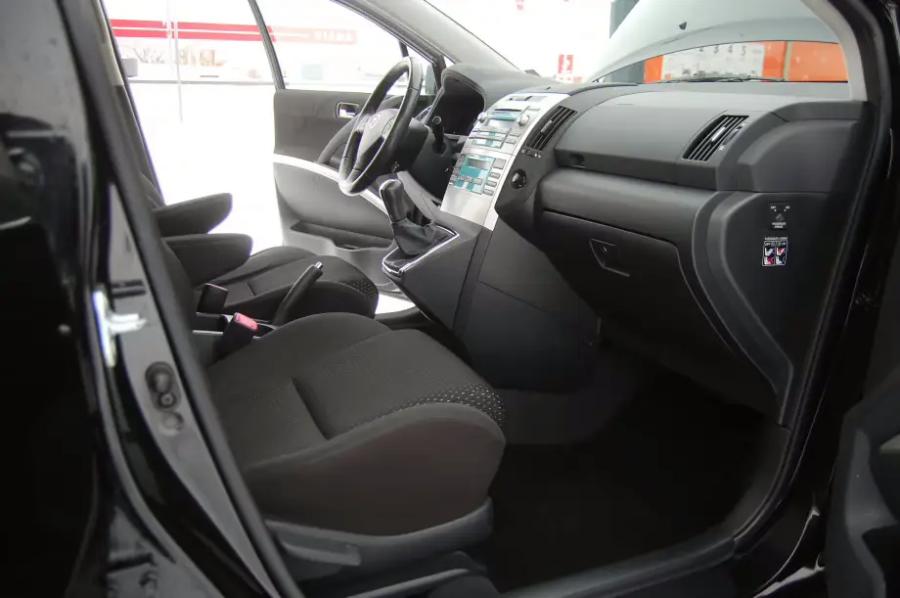 Black Toyota Corolla Verso 2009 in Jekabpils, with an engine capacity of 2.20 L and mileage of 236 thousand km for 4100 €, photo 13 on AUTOMOTO.COM.LV