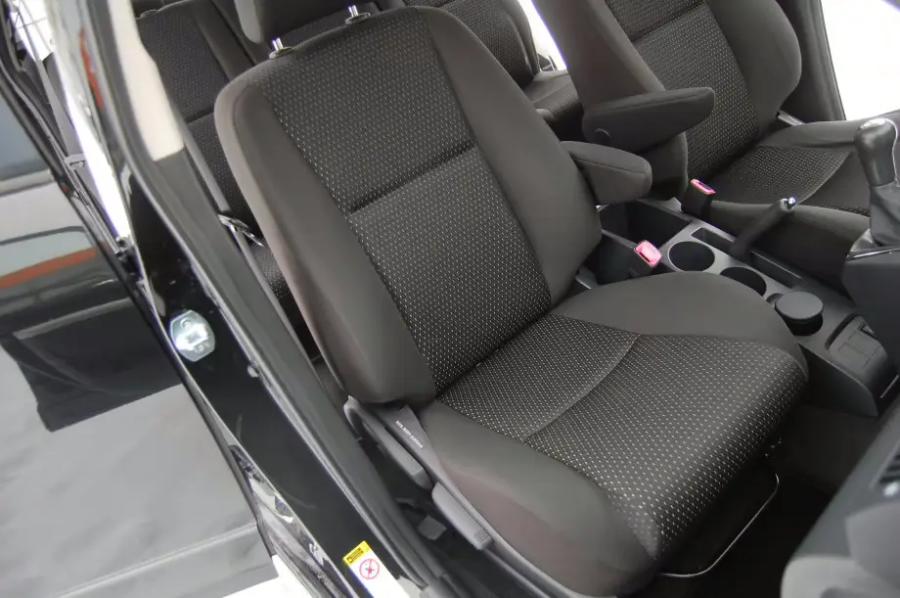 Black Toyota Corolla Verso 2009 in Jekabpils, with an engine capacity of 2.20 L and mileage of 236 thousand km for 4100 €, photo 14 on AUTOMOTO.COM.LV