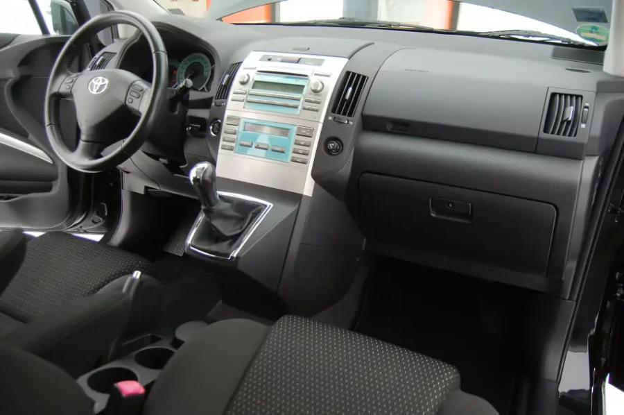Black Toyota Corolla Verso 2009 in Jekabpils, with an engine capacity of 2.20 L and mileage of 236 thousand km for 4100 €, photo 15 on AUTOMOTO.COM.LV