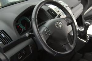 Black Toyota Corolla Verso 2009 in Jekabpils, with an engine capacity of 2.20 L and mileage of 236 thousand km for 4100 €, photo 20 on AUTOMOTO.COM.LV