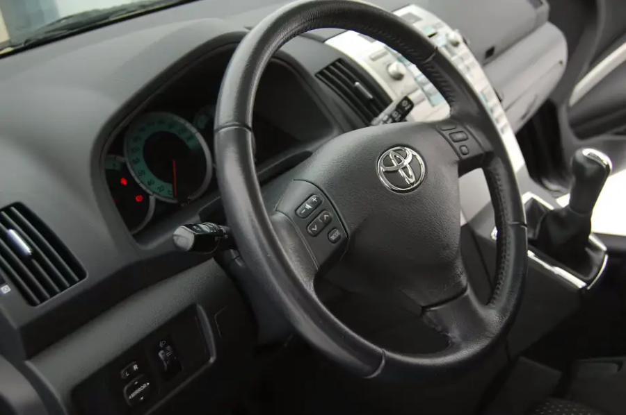 Black Toyota Corolla Verso 2009 in Jekabpils, with an engine capacity of 2.20 L and mileage of 236 thousand km for 4100 €, photo 20 on AUTOMOTO.COM.LV