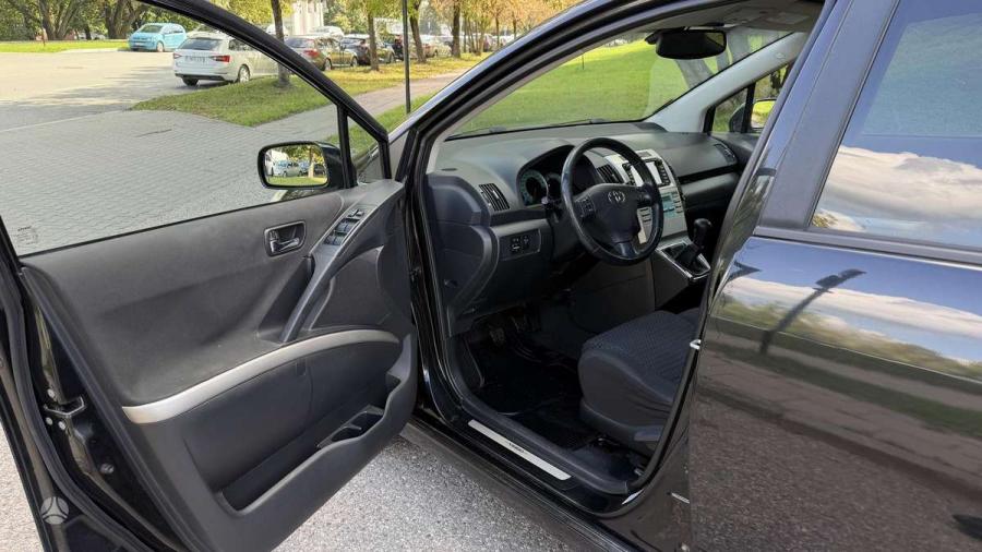 Black Toyota Corolla Verso 2009 in Vilnius, with an engine capacity of 2.23 L and mileage of 335 thousand km for 2450 €, photo 14 on AUTOMOTO.COM.LV