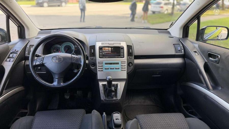 Black Toyota Corolla Verso 2009 in Vilnius, with an engine capacity of 2.23 L and mileage of 335 thousand km for 2450 €, photo 17 on AUTOMOTO.COM.LV