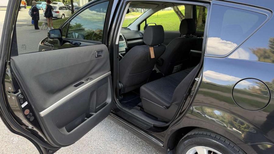 Black Toyota Corolla Verso 2009 in Vilnius, with an engine capacity of 2.23 L and mileage of 335 thousand km for 2450 €, photo 23 on AUTOMOTO.COM.LV
