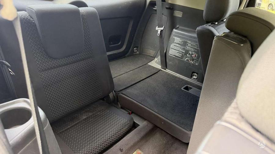 Black Toyota Corolla Verso 2009 in Vilnius, with an engine capacity of 2.23 L and mileage of 335 thousand km for 2450 €, photo 26 on AUTOMOTO.COM.LV