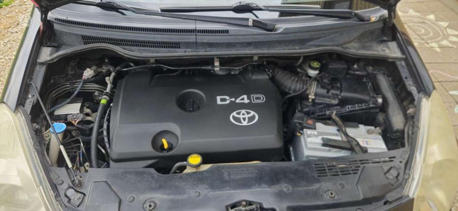 Black Toyota Corolla Verso 2011 in Siauliai, with an engine capacity of 2.20 L and mileage of 337 thousand km for 2800 €, photo 14 on AUTOMOTO.COM.LV