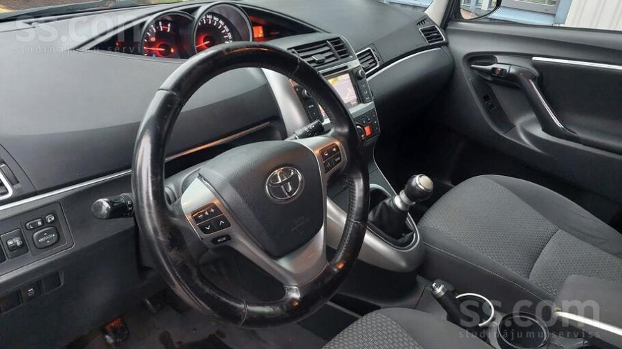 Melns Toyota Corolla Verso 2013 Rīga, ar dzinēja tilpumu 2.00 L un nobraukumu 285 tūkst. km par 6000 €, foto 4 vietnē AUTOMOTO.COM.LV