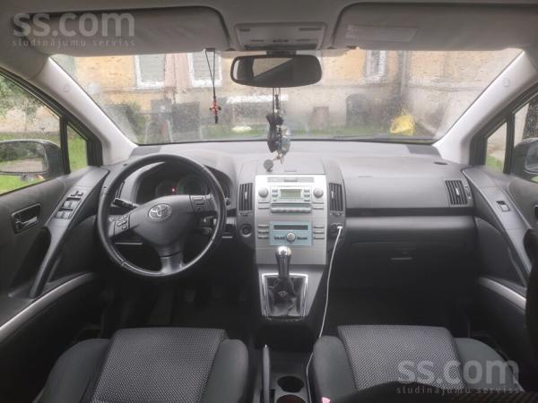 Black Toyota Corolla Verso 2007 in Liepaja, with an engine capacity of 2.20 L and mileage of 345 thousand km for 2300 €, photo 5 on AUTOMOTO.COM.LV