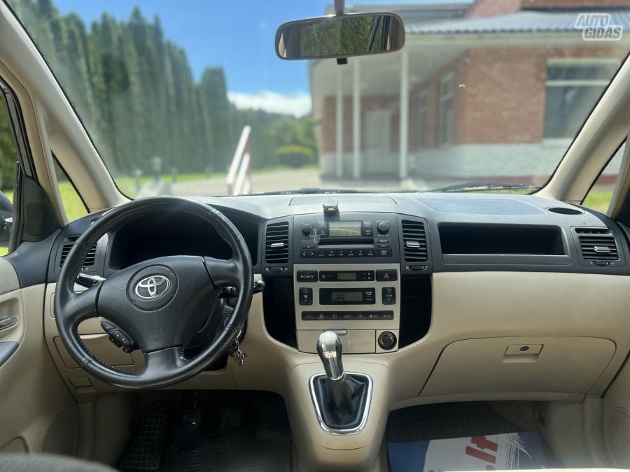 Melns Toyota Corolla Verso 2003 Viļņa, ar dzinēja tilpumu 2.00 L un nobraukumu 275 tūkst. km par 1450 €, foto 24 vietnē AUTOMOTO.COM.LV