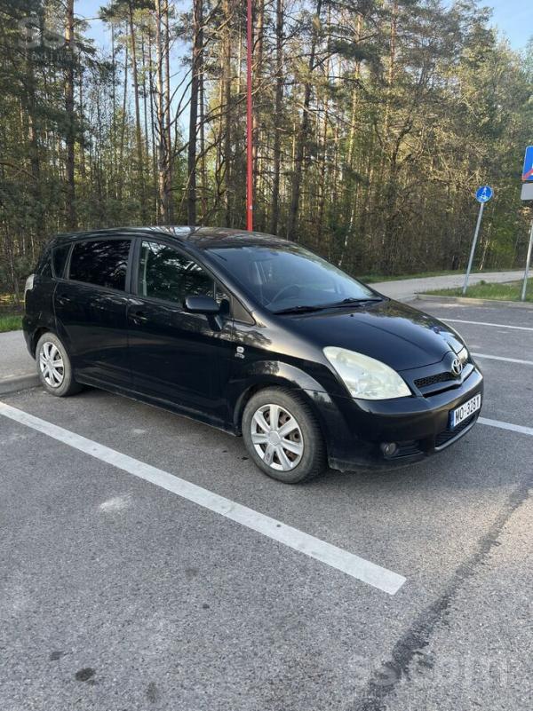 Black Toyota Corolla Verso 2005 in Jekabpils, with an engine capacity of 2.00 L and mileage of 296 thousand km for 2200 €, photo 2 on AUTOMOTO.COM.LV