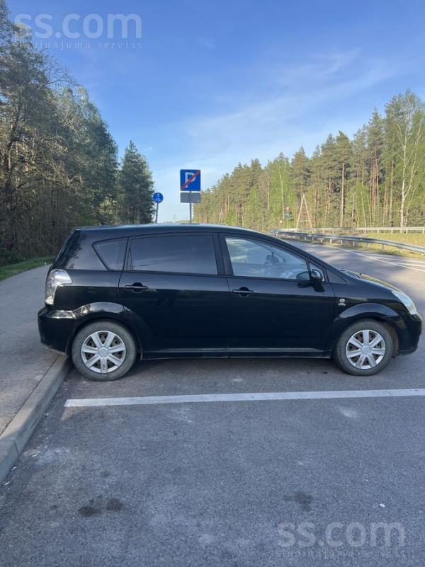 Black Toyota Corolla Verso 2005 in Jekabpils, with an engine capacity of 2.00 L and mileage of 296 thousand km for 2200 €, photo 3 on AUTOMOTO.COM.LV