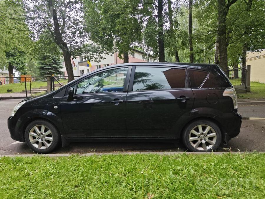 Melns Toyota Corolla Verso 2006 Rīga, ar dzinēja tilpumu 2.20 L un nobraukumu 390 tūkst. km par 1500 €, foto 1 vietnē AUTOMOTO.COM.LV