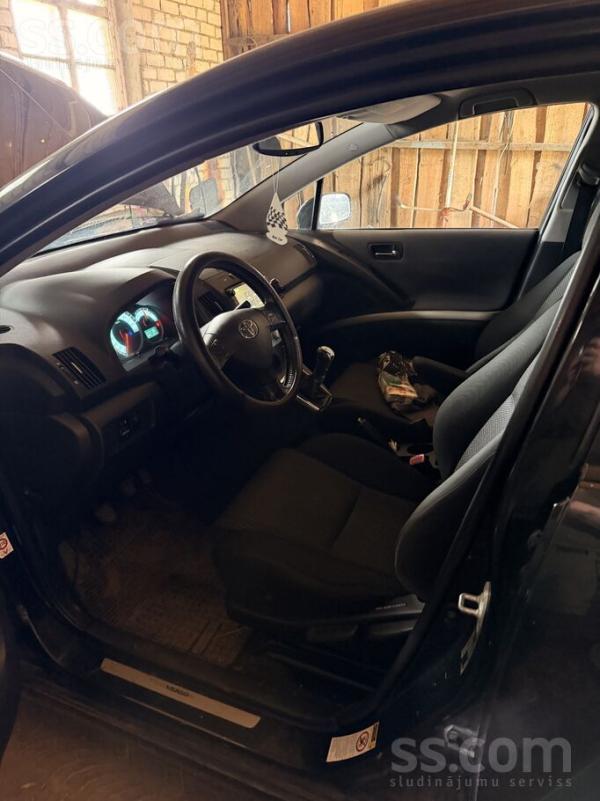 Black Toyota Corolla Verso 2006 in Ludza, with an engine capacity of 2.20 L and mileage of 275 thousand km for 1550 €, photo 5 on AUTOMOTO.COM.LV