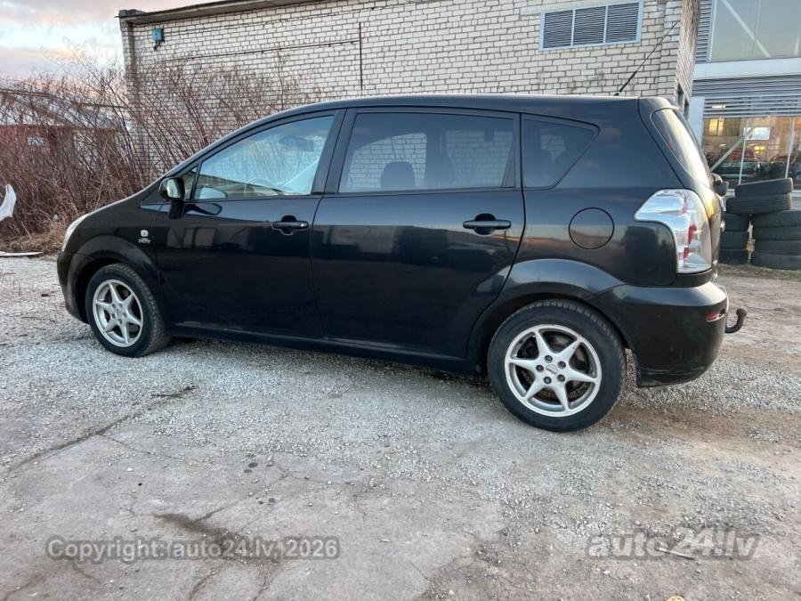 Black Toyota Corolla Verso 2007 in Narva, with an engine capacity of 2.20 L and mileage of 351 thousand km for 999 €, photo 10 on AUTOMOTO.COM.LV